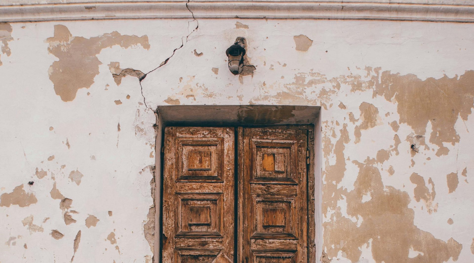 How to prevent cracks and fissures in large buildings?